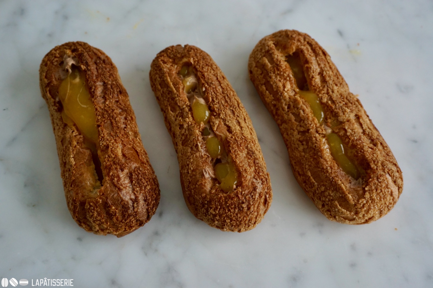 Éclair mit Mango & Schokolade – LAPÂTISSERIE