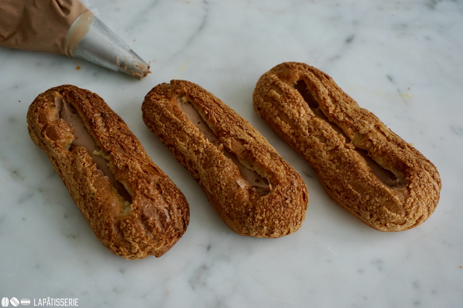 Éclair mit Mango & Schokolade – LAPÂTISSERIE