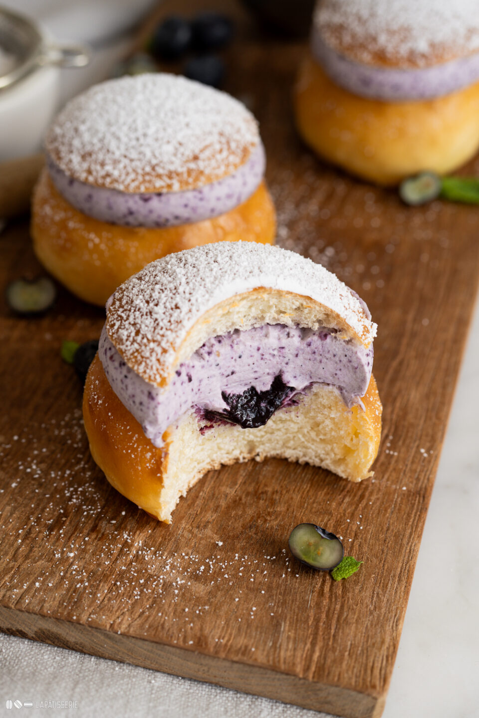 Luftige Semla mit Blaubeeren – LAPÂTISSERIE